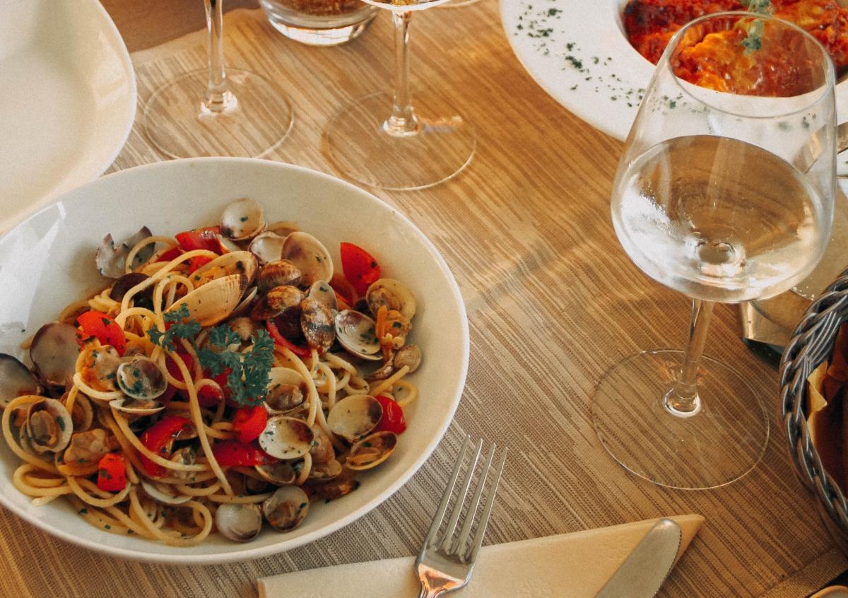 Pasta med muslinger og tomat