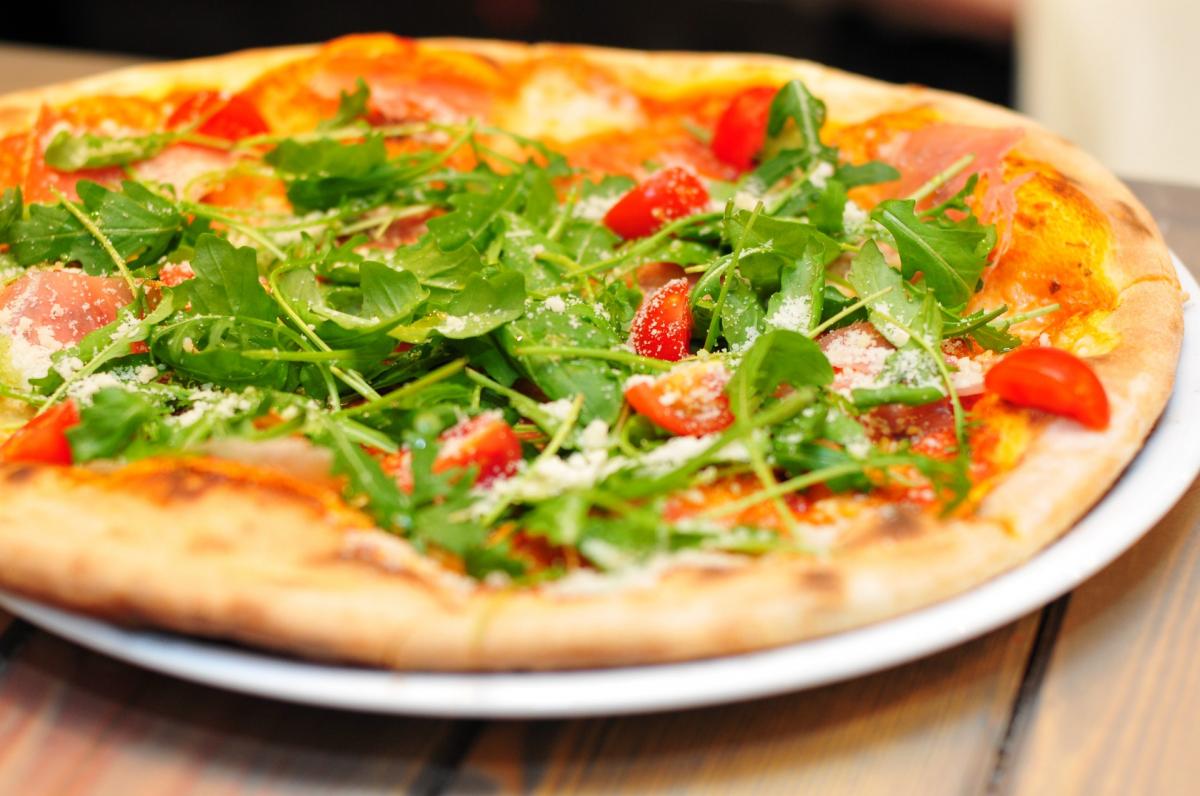 Skinke og ruccola pizza